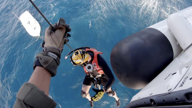 Watch Coast Guard: Mission Critical S01:E09 - Southern Waters - Free TV ...