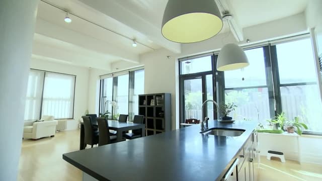 Watch Selling New York S08:E12 - Life in DUMBO - Free TV Shows | Tubi