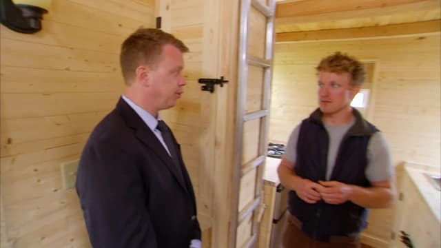 Watch Tiny House Hunters S02:E07 - The Quest for a Micro Man Cave ...
