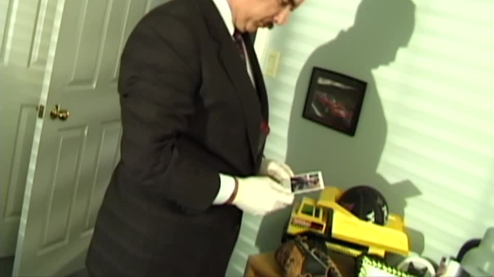 Watch Exhibit A: Secrets of Forensic Science S03:E07 - Killer Gloves ...