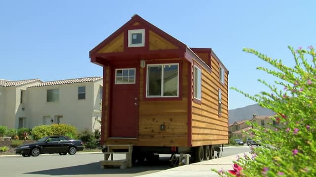 Watch Tiny House Hunters S02:E23 - Fresh Start in a Tiny Home - Free TV ...
