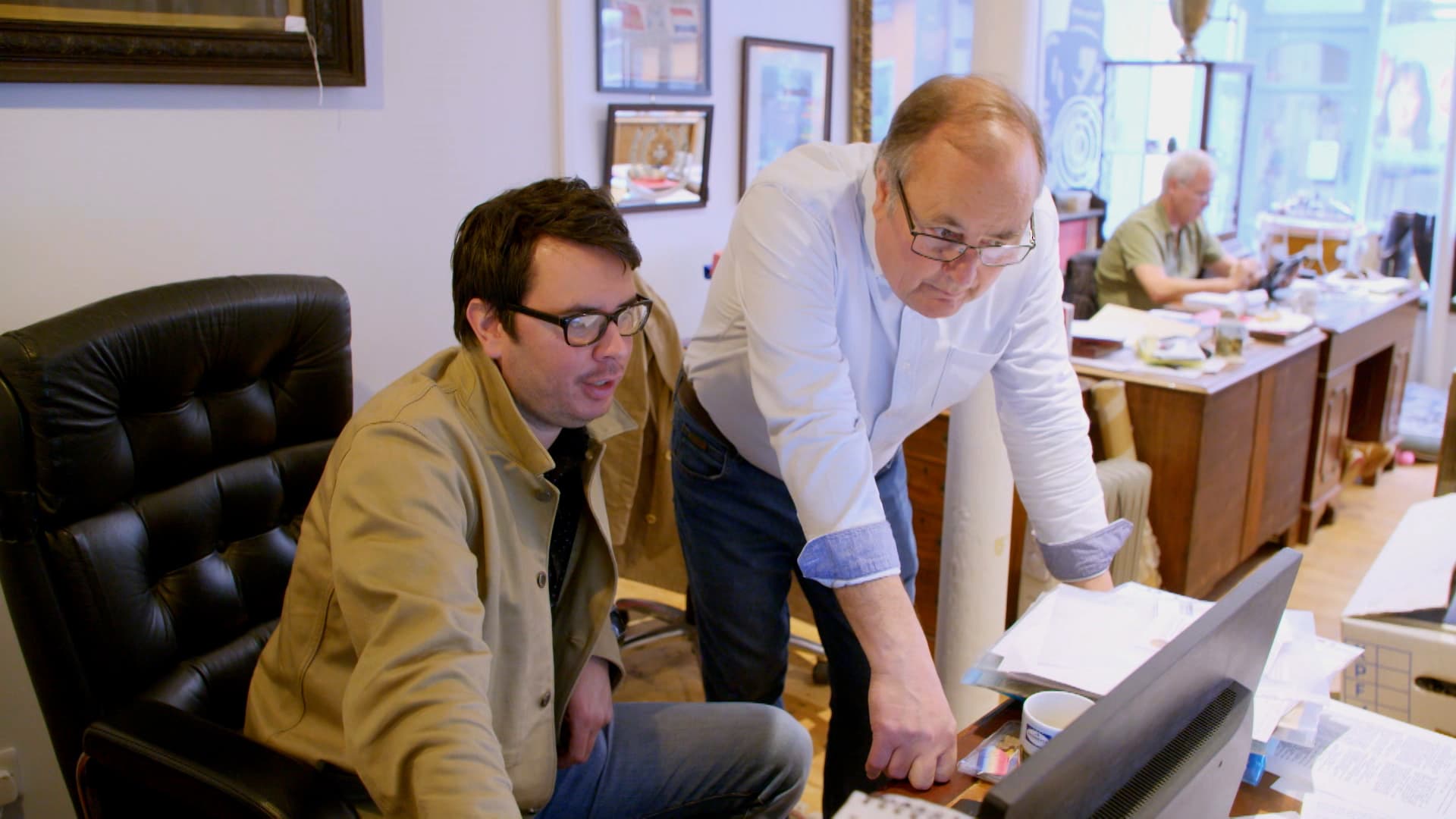 Watch History Hunters S01:E01 - A Special Collection - Free TV Shows | Tubi