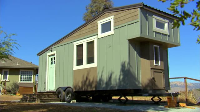 Watch Tiny House Hunters S04:E08 - Freedom in Going - Free TV Shows | Tubi