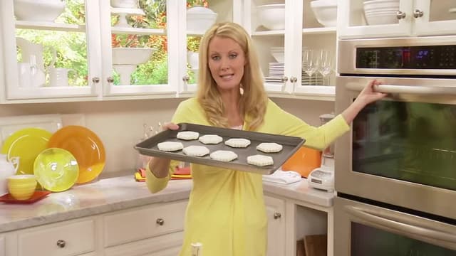 Watch Semi-Homemade Cooking With Sandra Lee S15:E10 - Free TV Shows | Tubi