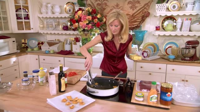 Watch Semi-Homemade Cooking With Sandra Lee S09:E11 - Free TV Shows | Tubi