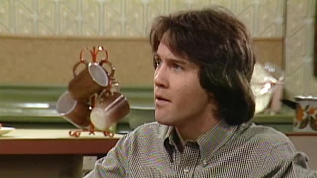 Watch One Day at a Time S08:E803 - The Hero - Free TV Shows | Tubi