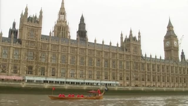 Watch Crown & Country S02:E01 - The River Thames (Pt. 1) - Free TV ...